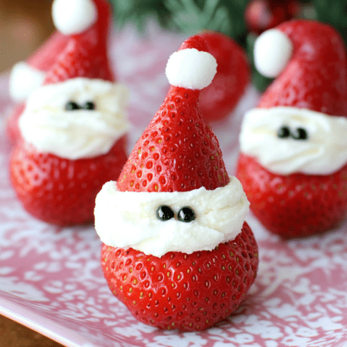 Adorable Strawberry Santas: A Quick & Festive Christmas Treat - Snack ...